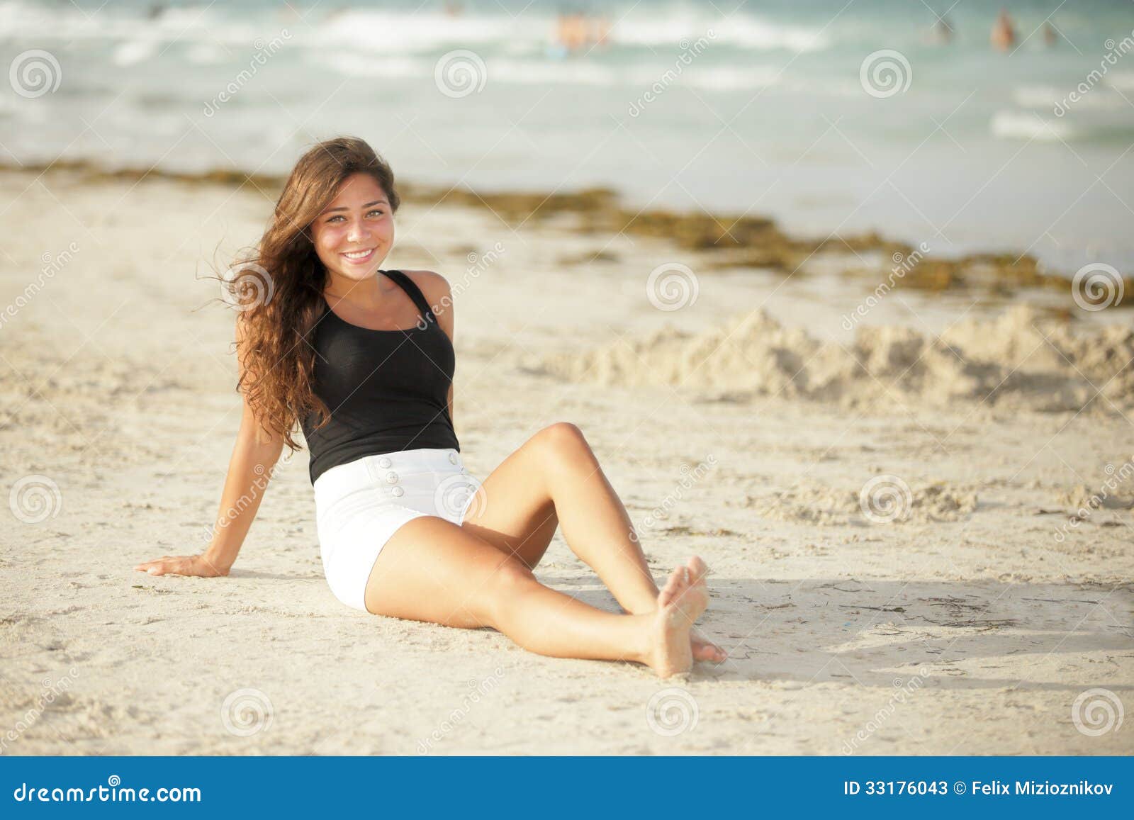 Mulher Que Senta-se Pela Costa Da Praia Imagem de Stock - Imagem de ... Mulher Que Senta-se Pela Costa Da Praia Imagem de Stock - Imagem de ...