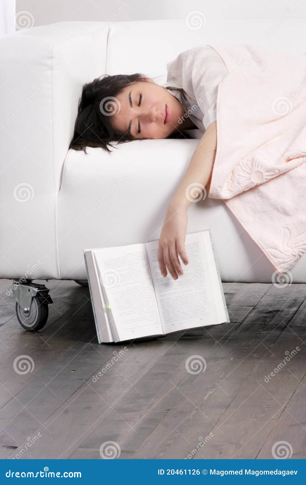 Mulher que tem a sesta foto de stock. Imagem de planalto - 20461126