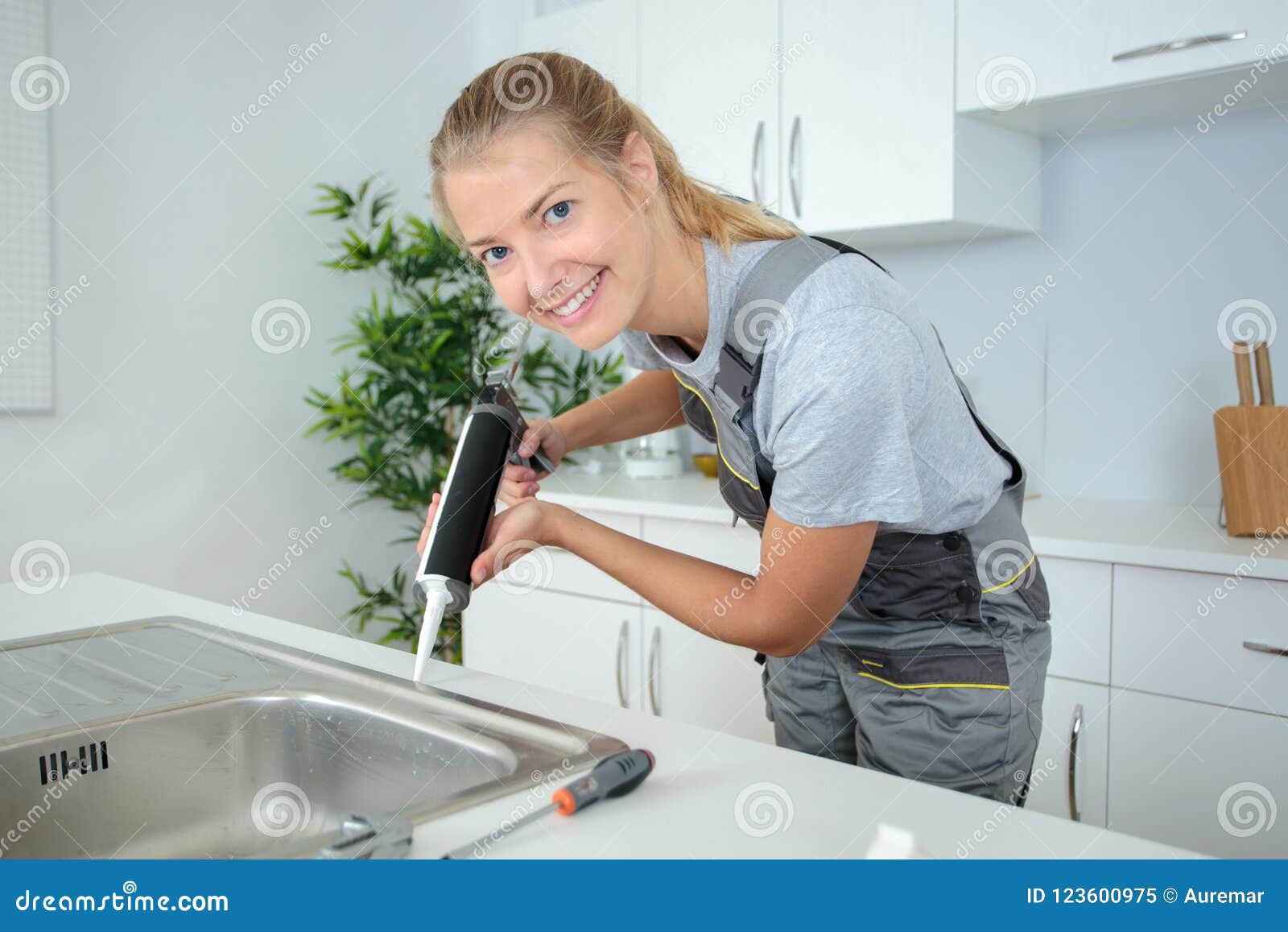 Mulher Que Usa a Arma De Calafetagem Imagem de Stock - Imagem de ...