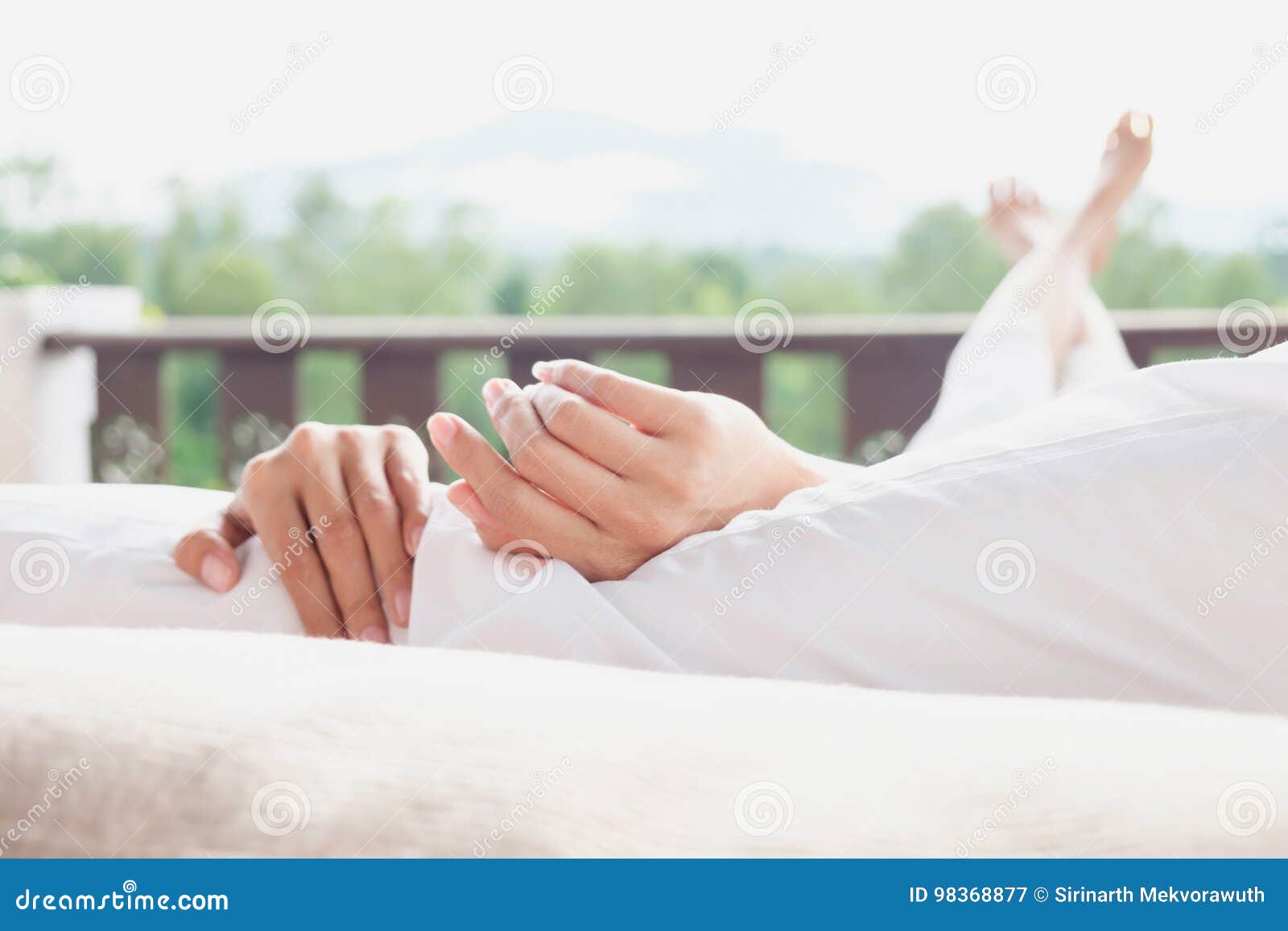 A Mulher Relaxa Na Cama E Em Apreciar O Mountain View Imagem de Stock ...