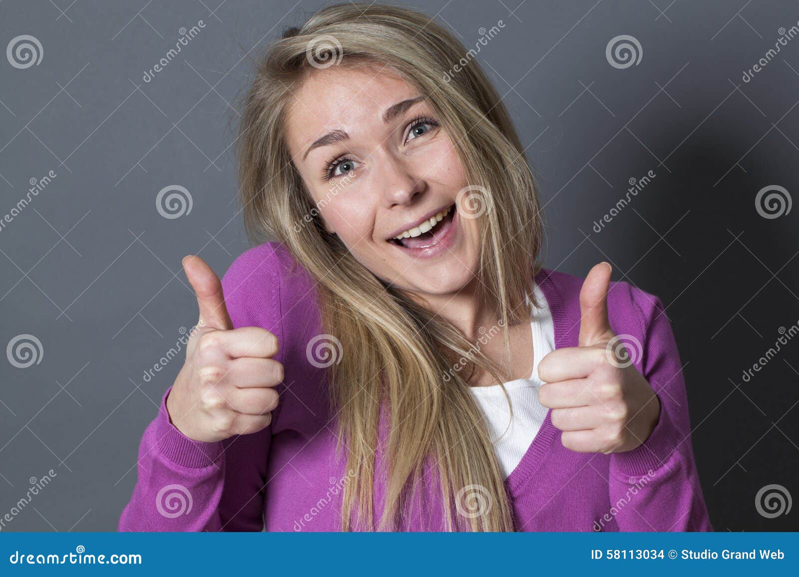 Mulher 20s Extrovertida Com Polegares Dobro Acima Foto de Stock ...