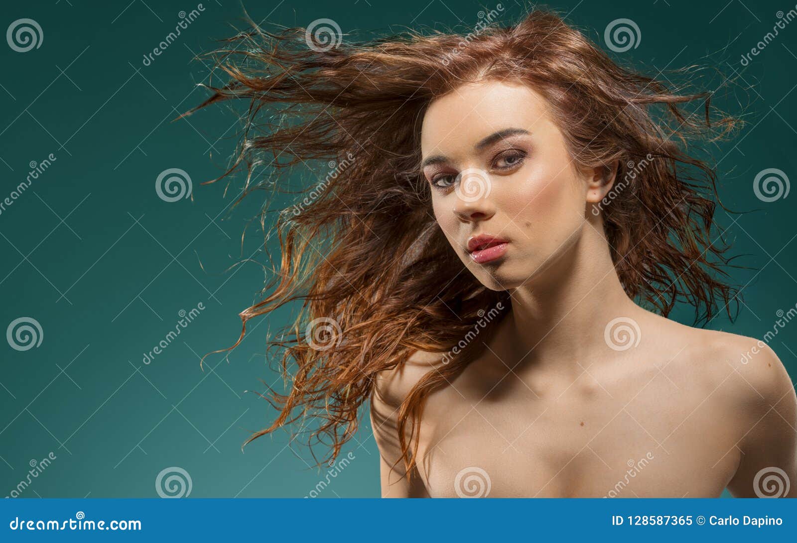 Mulher Sexy Com Cabelo Do Voo No Verde Imagem De Stock Imagem De Adulto Humano 128587365