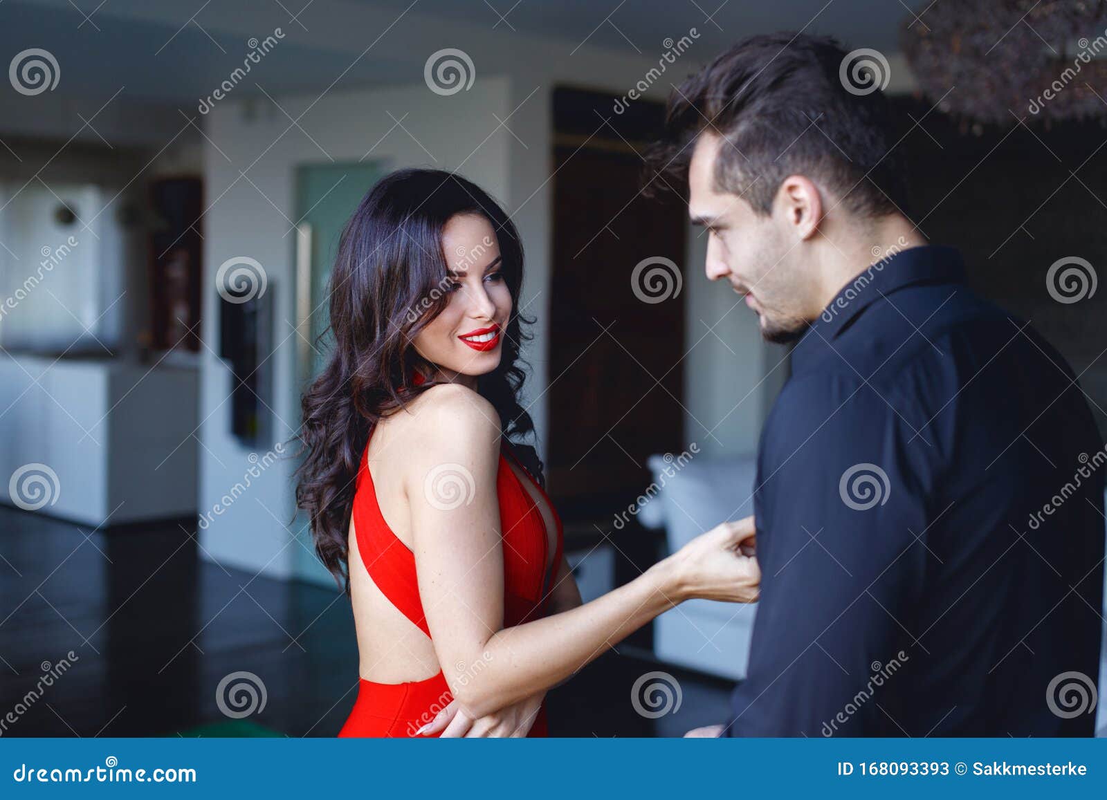 Mulher Sexy Em Vermelho Flertando E Seduzindo O Homem Mais Jovem Imagem