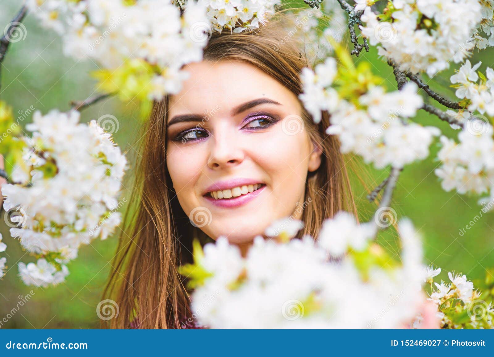 Mulher Sexy Na Flor Da Mola Beleza Da Forma Skincare Bonito Da Mulher Menina Como A Natureza