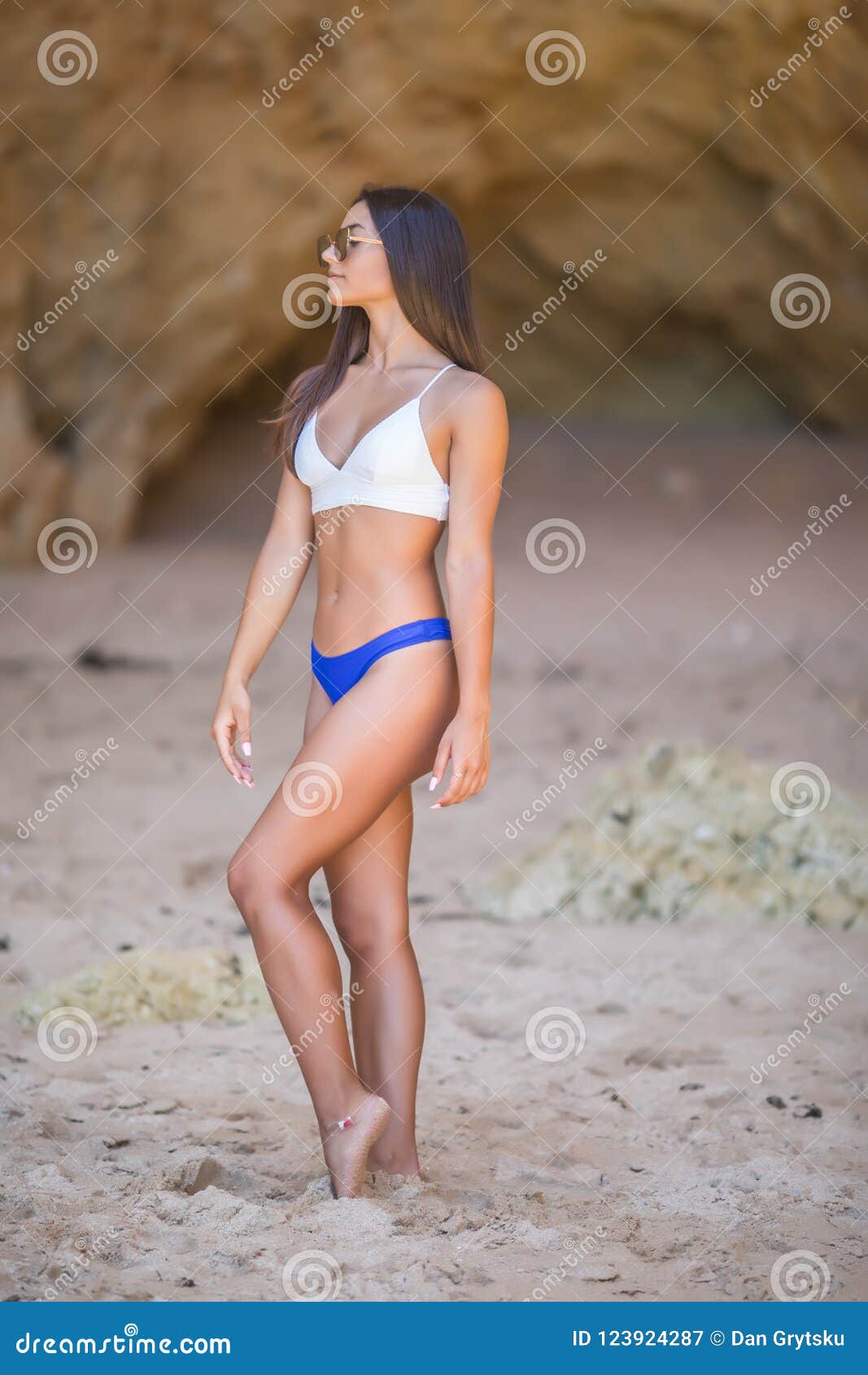 Mulher Sexy Nova Do Latino Da Altura Completa Com Corpo Perfeito No
