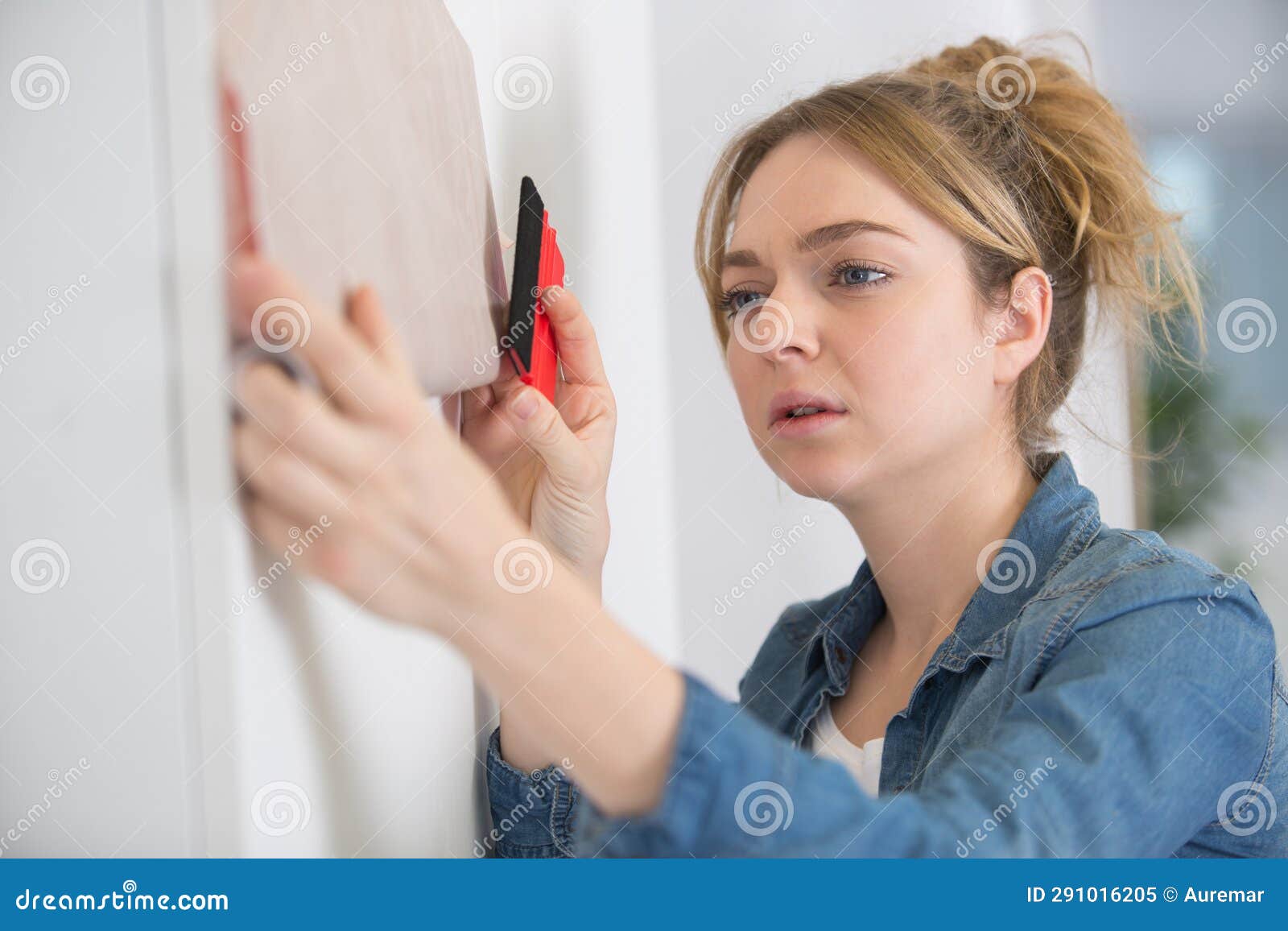 Mulher Soltando Papel De Parede Na Parede Imagem de Stock - Imagem de ...