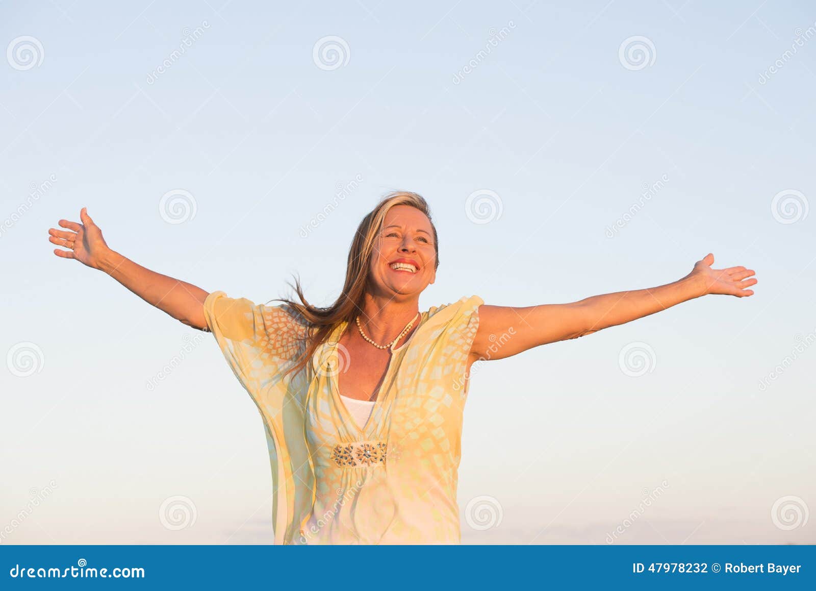 Mulher Superior Atrativa Na Pose Alegre Foto de Stock - Imagem de nave ...