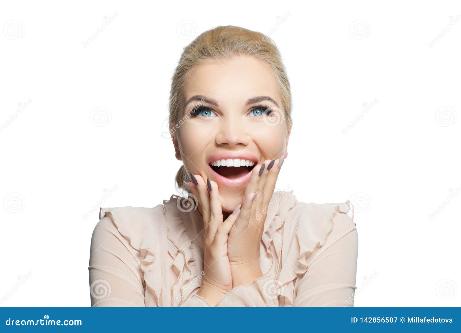 Mulher Surpreendida Feliz Isolada No Fundo Branco Menina De Riso, Cara ... Mulher Surpreendida Feliz Isolada No Fundo Branco Menina De Riso, Cara ...