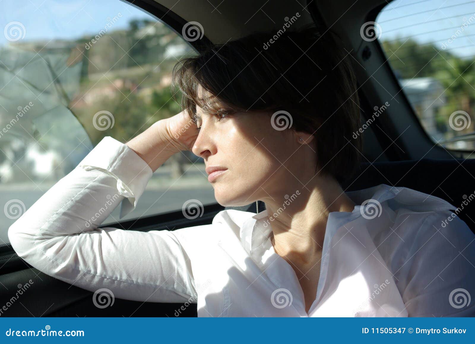 Mulher triste no carro imagem de stock. Imagem de relaxamento - 11505347