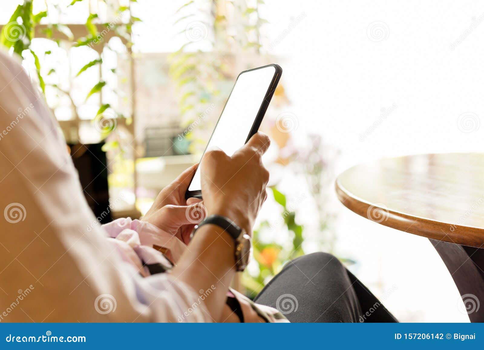 Mulher Usando Celular Digitando Mensagem De Texto De Madeira Na ...