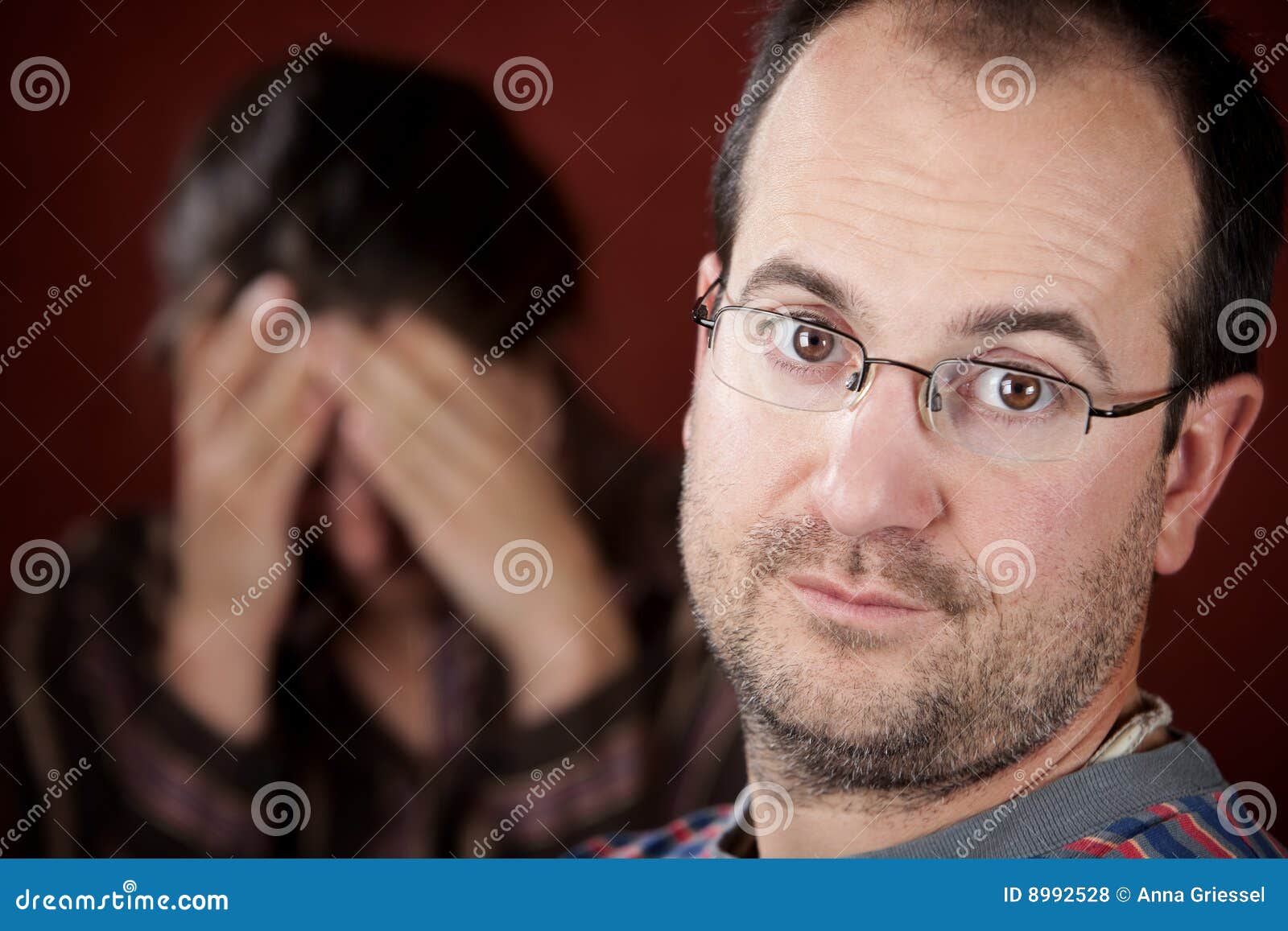 Mulher Virada E Homem Culpado Foto de Stock - Imagem de tristeza ...