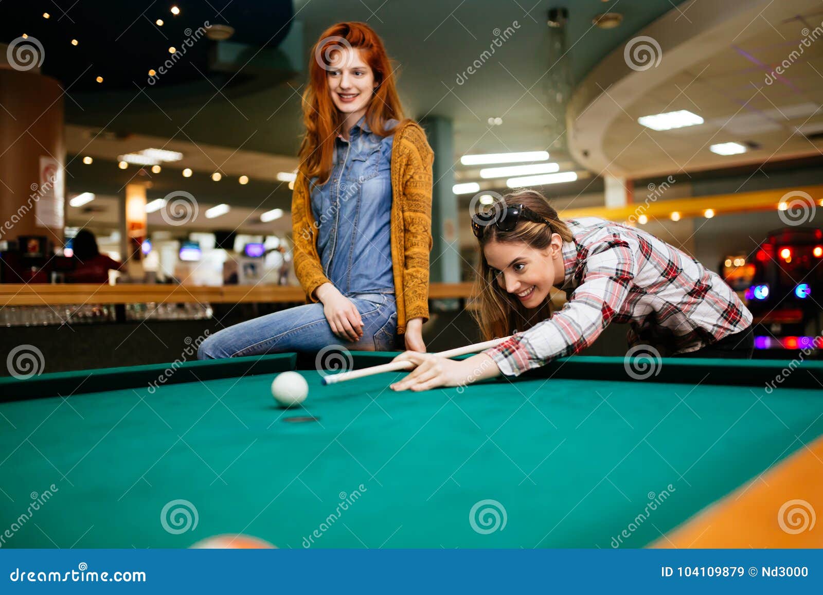 Mulheres Bonitas Que Jogam Bilhar Imagem De Stock Imagem De Jogador