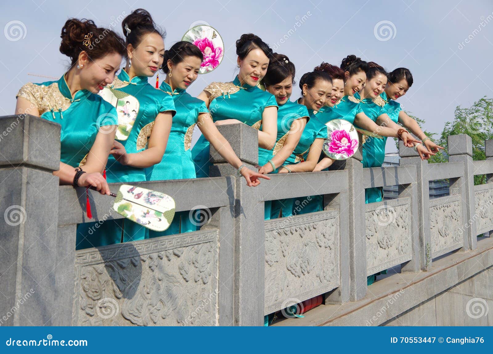 Mulheres chinesas no qipao fotografia editorial. Imagem de roupa - 70553447