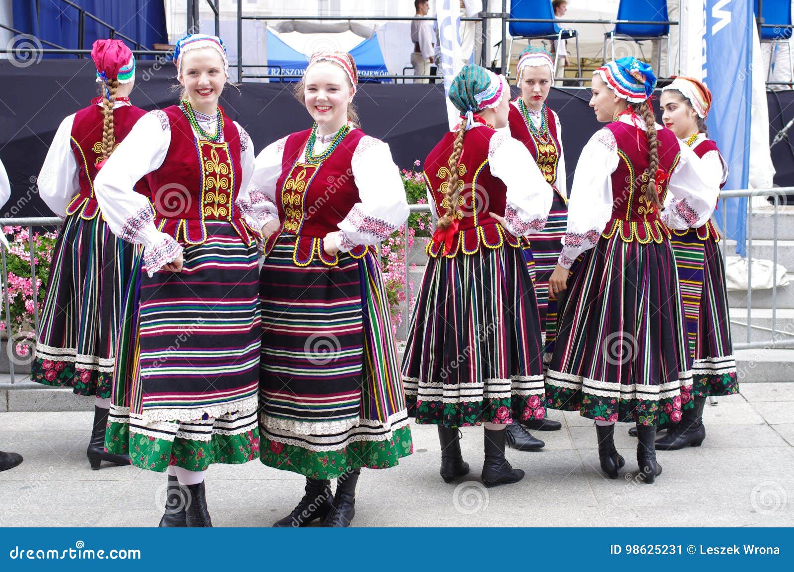 Mulheres Em Trajes Poloneses Da Dança Popular Foto Editorial - Imagem ...