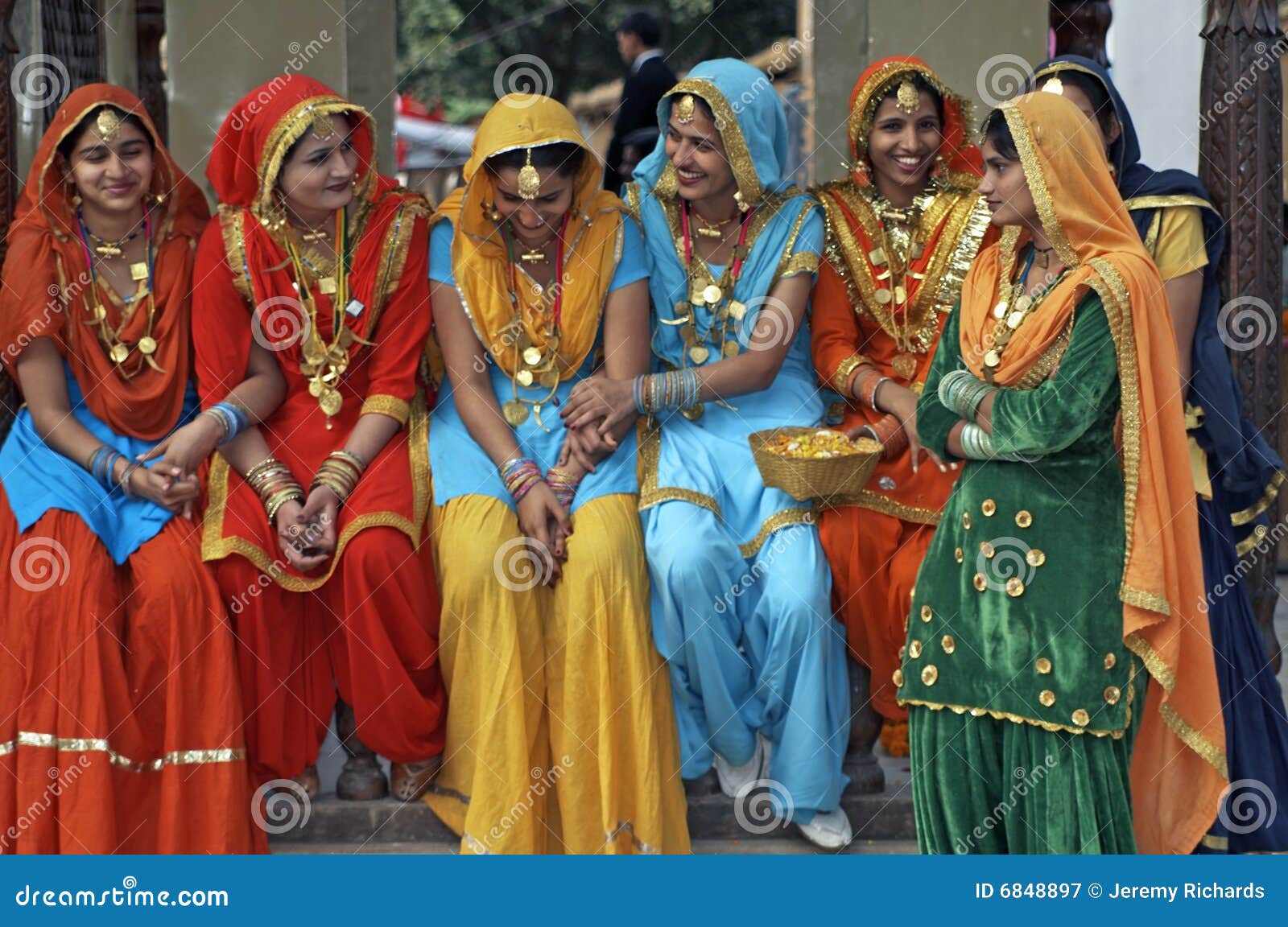 Mulheres Indianas Colorida Vestidas Fotografia Editorial - Imagem: 6848897