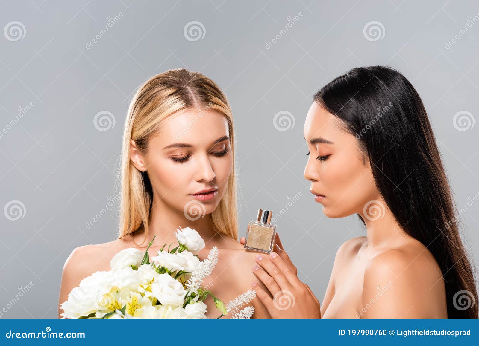 Mulheres Nuas Com Flores E Perfume Em Cinza Foto de Stock - Imagem de atrativo, mulheres: 197990760