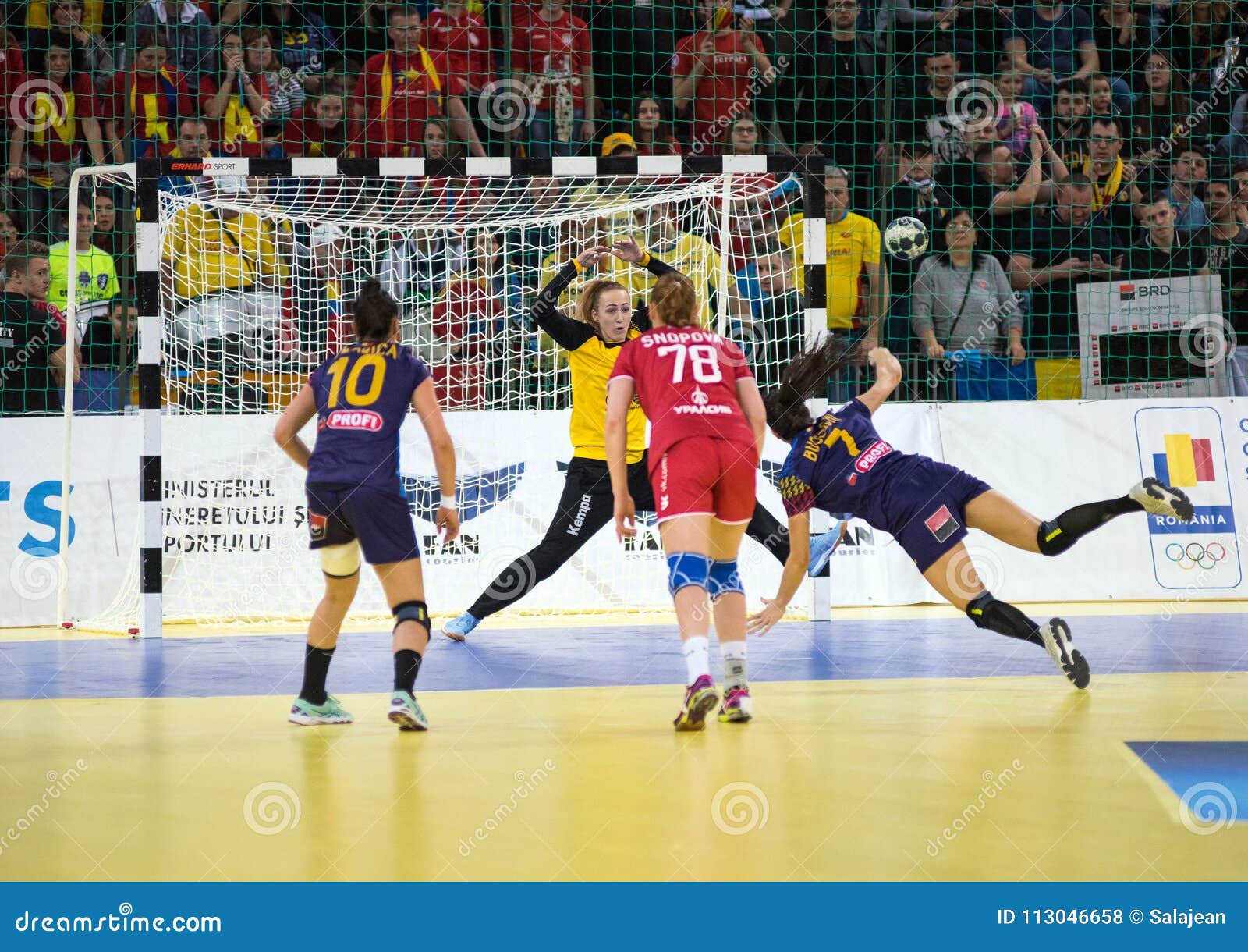 Mulheres Que Jogam O Handball Foto de Stock Editorial - Imagem de ...