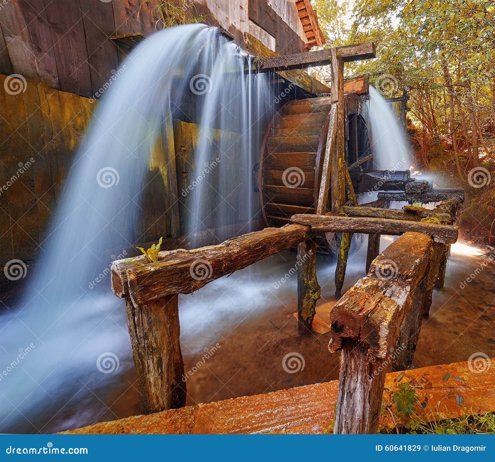 Mulino Del Grano Da Macinare Immagine Stock - Immagine di corsa, fiume ...
