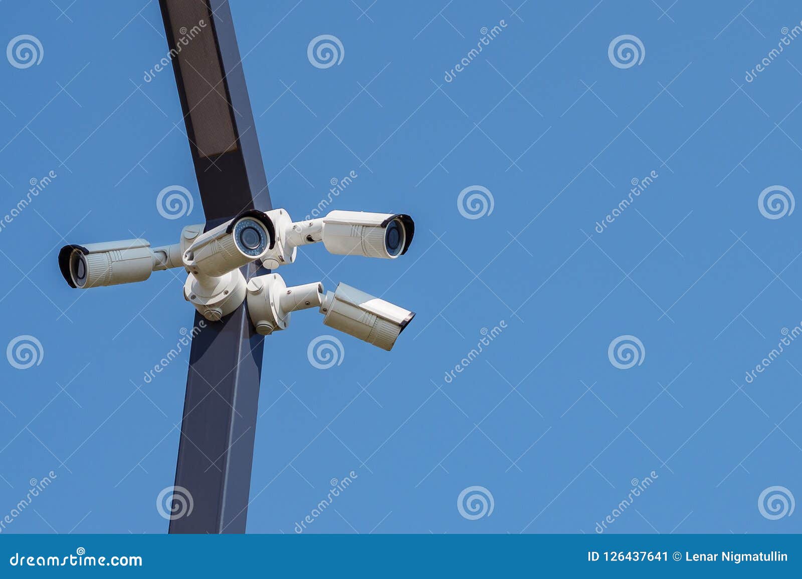 Multi-angle CCTV On Pillar 360 Degree System Background Blast Cipping ...