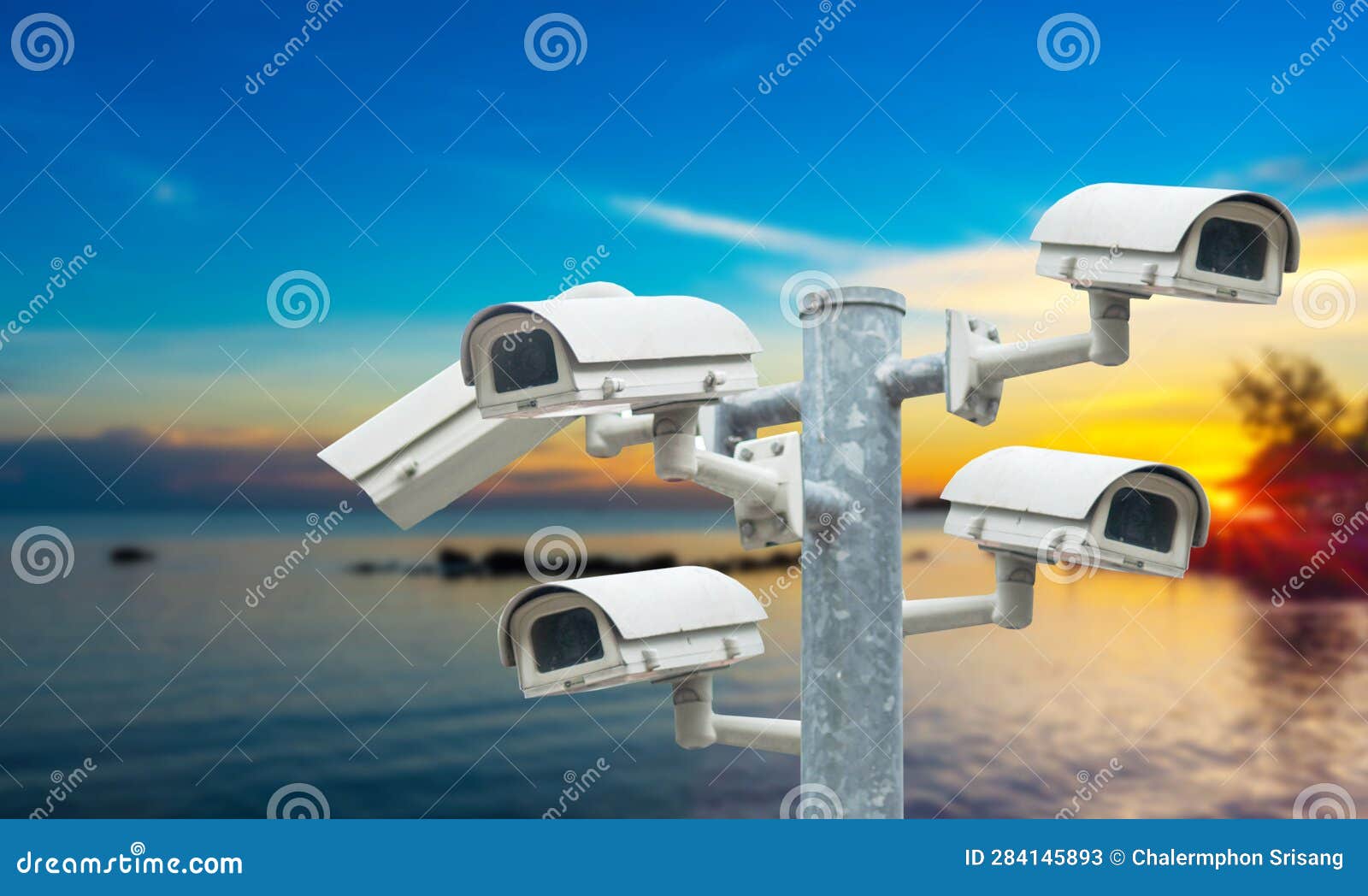 Multi-angle CCTV On Pillar 360 Degree System Background Blast Cipping ...