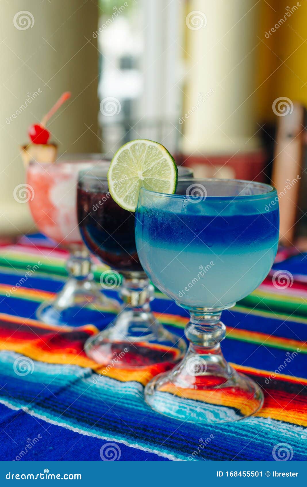 Multi-colored Cocktails in Large Glasses in Restaurant Mexico 库存图片 - 图片 ...