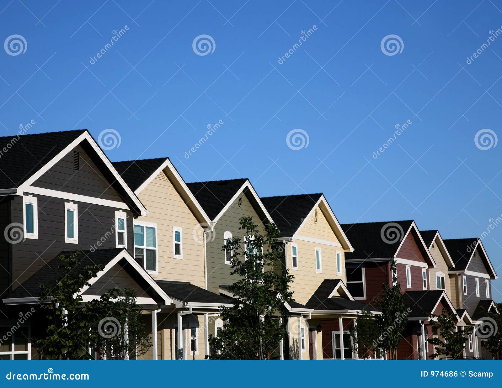 Multi-colored Rij Van Huizen Stock Foto - Image of buurt, hemel: 974686