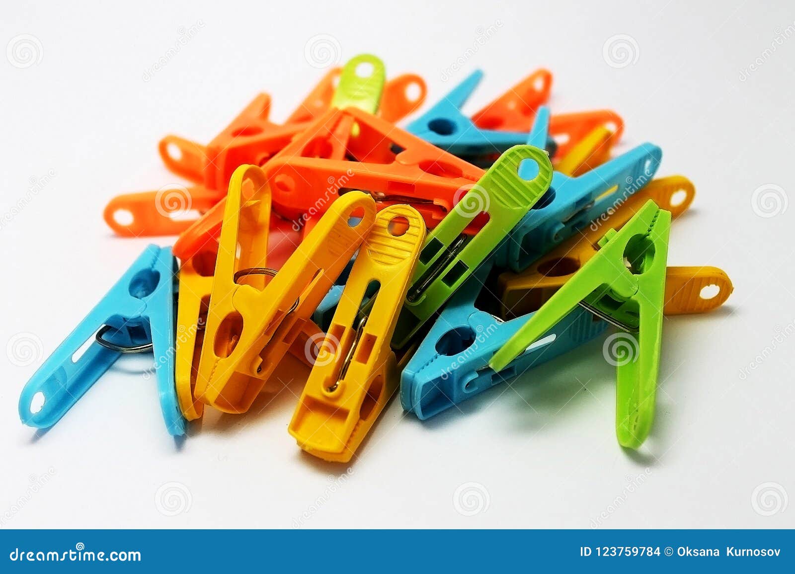 Multi-colored Wasknijpers Die in De Hoop Liggen Stock Foto - Image of ...