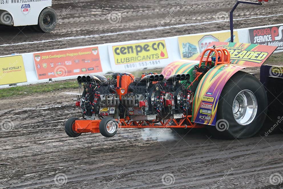Multi Engine Modified Tractor Pulling in Bowling Green, OH Editorial ...