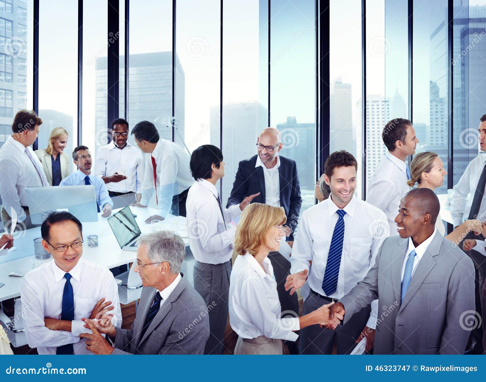 Multi-etnische Groep Die Mensen in Het Bureau Werken Stock Afbeelding ...