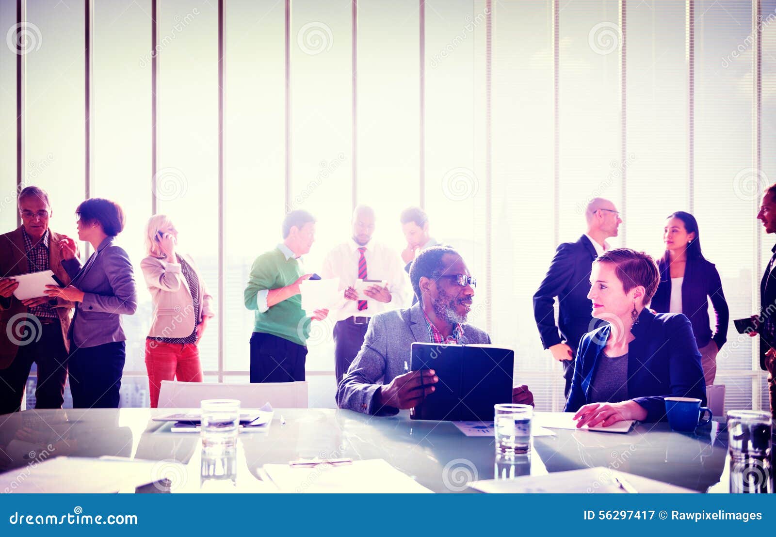 Multi-etnische Groep Die Mensen in Het Bureauconcept Samenkomen Stock ...