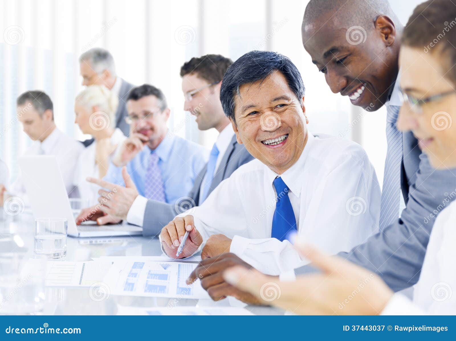 Multi-etnische Groep Het Bedrijfsmensen Samenkomen Stock Afbeelding ...