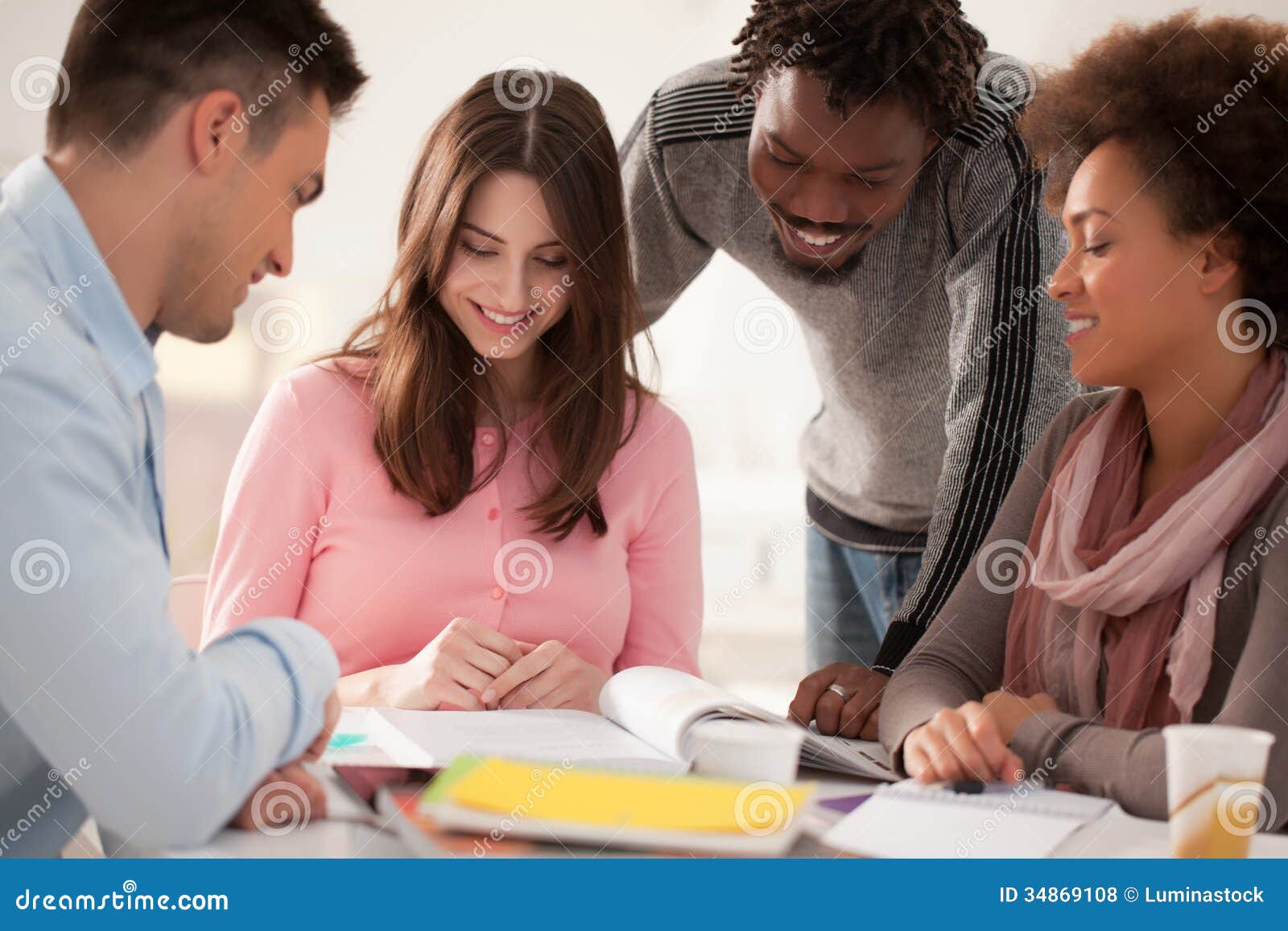 Multi-etnische Groep Studenten Die Samen Bestuderen Stock Foto - Image ...
