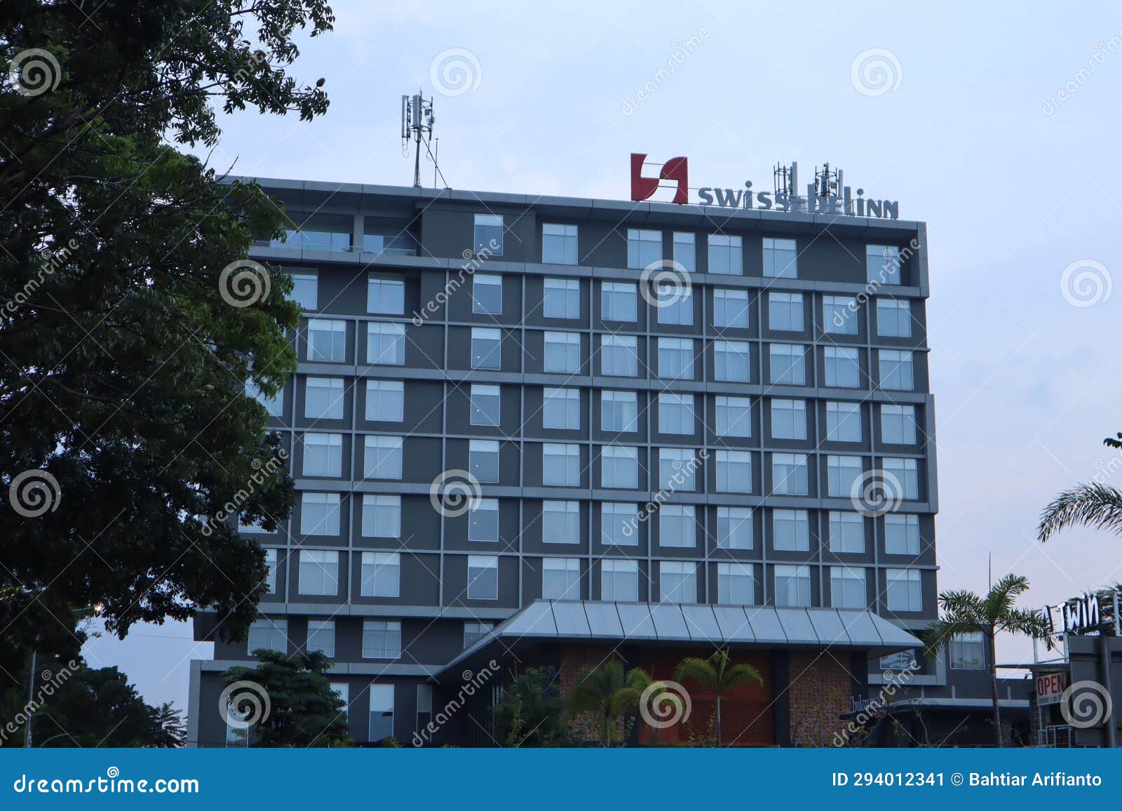 Multi-storey Hotel during the Day Editorial Photo - Image of plaza ...