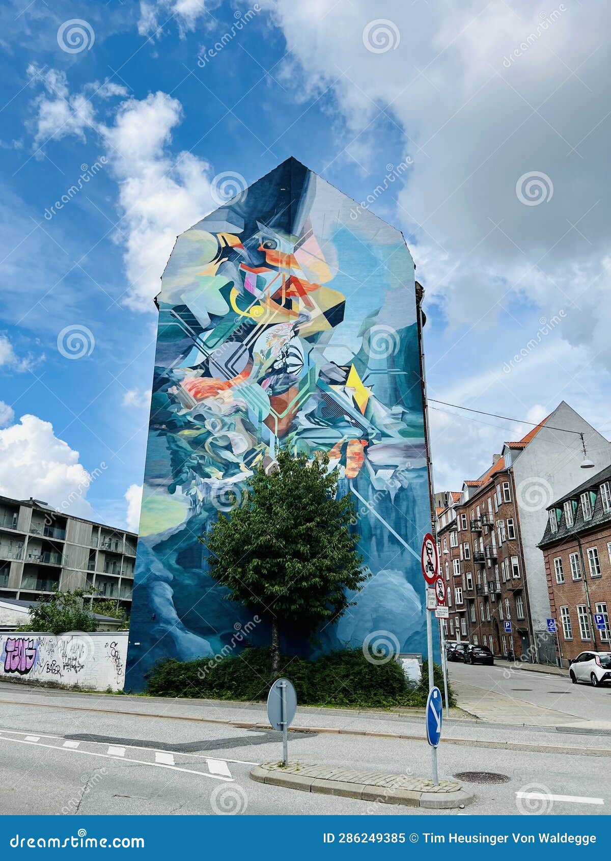 Multi-storey House with Large-scale Graffiti As Urban Artwork Editorial ...