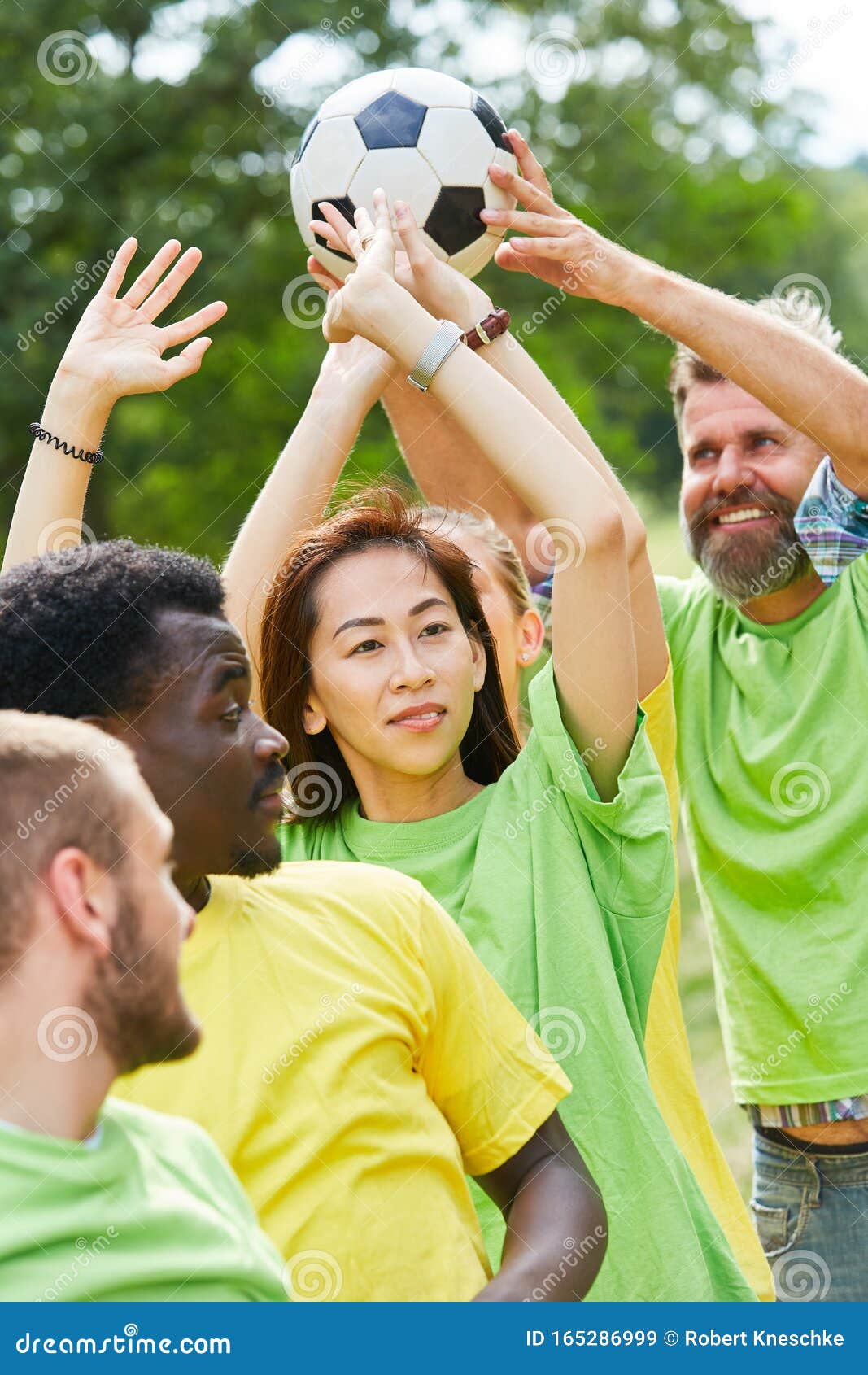 Multicultureel Team Met Voetbal Stock Afbeelding - Image of voetbal ...