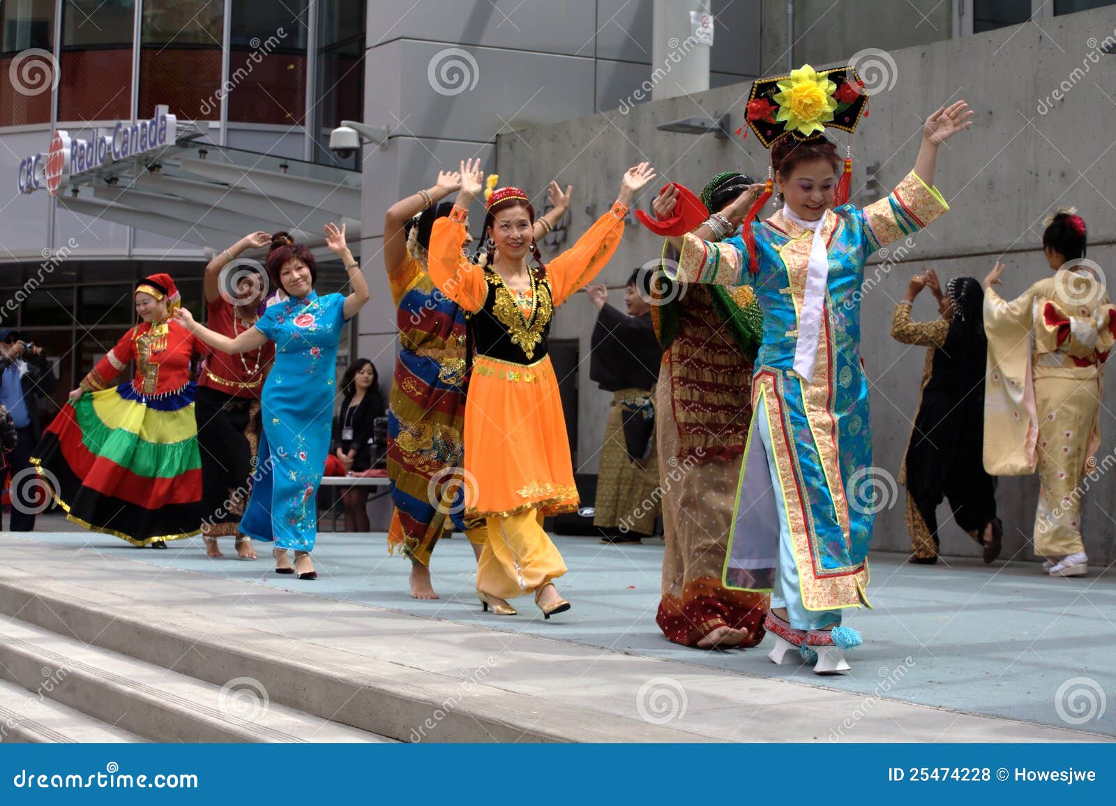 Multiculturele Modeshow redactionele stock foto. Image of cultuur ...