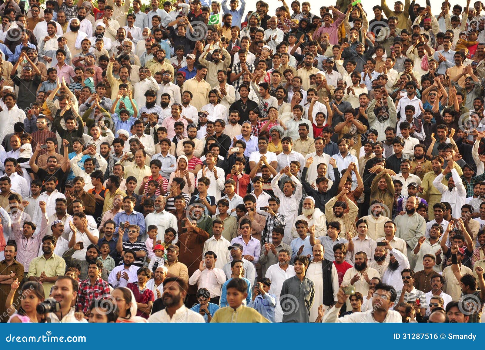 Multidão De Homens Que Aplaudem As Mãos Foto Editorial - Imagem de ...