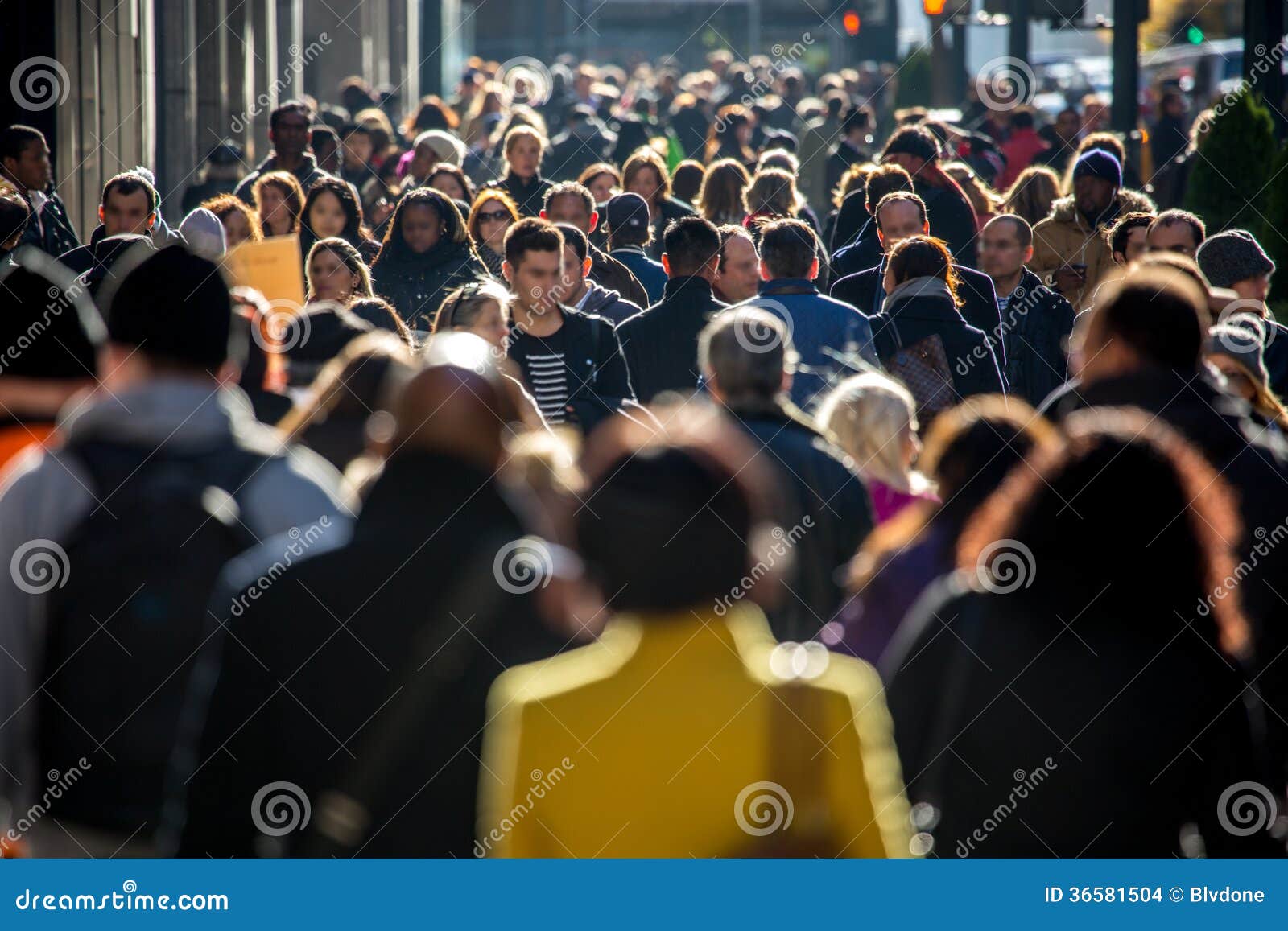Multidão De Povos Que Andam Na Rua Da Cidade Imagem de Stock Editorial ...
