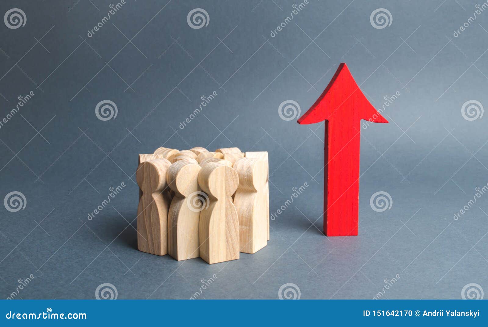 Multidão De Figuras Dos Povos E De Seta Vermelha Acima Conceito Do ... Multidão De Figuras Dos Povos E De Seta Vermelha Acima Conceito Do ...
