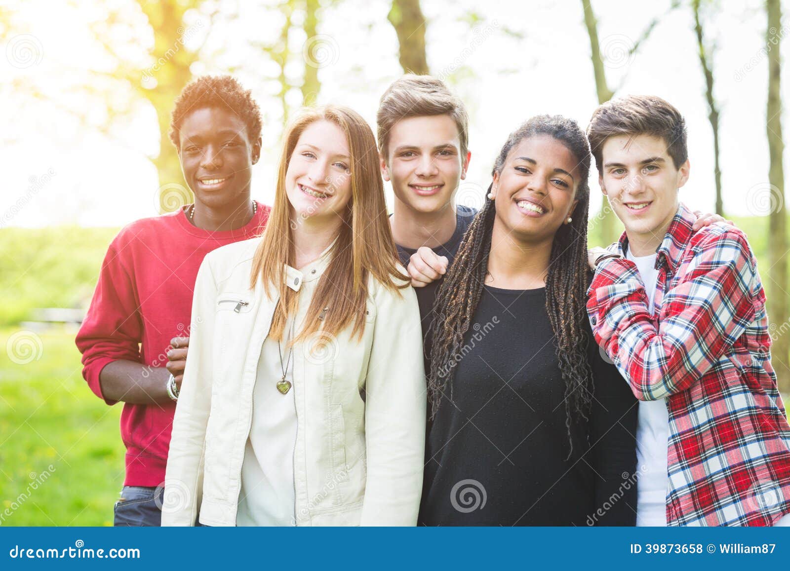 Multiethnische Jugendlich Gruppe Stockfoto - Bild von jugend, mann ...