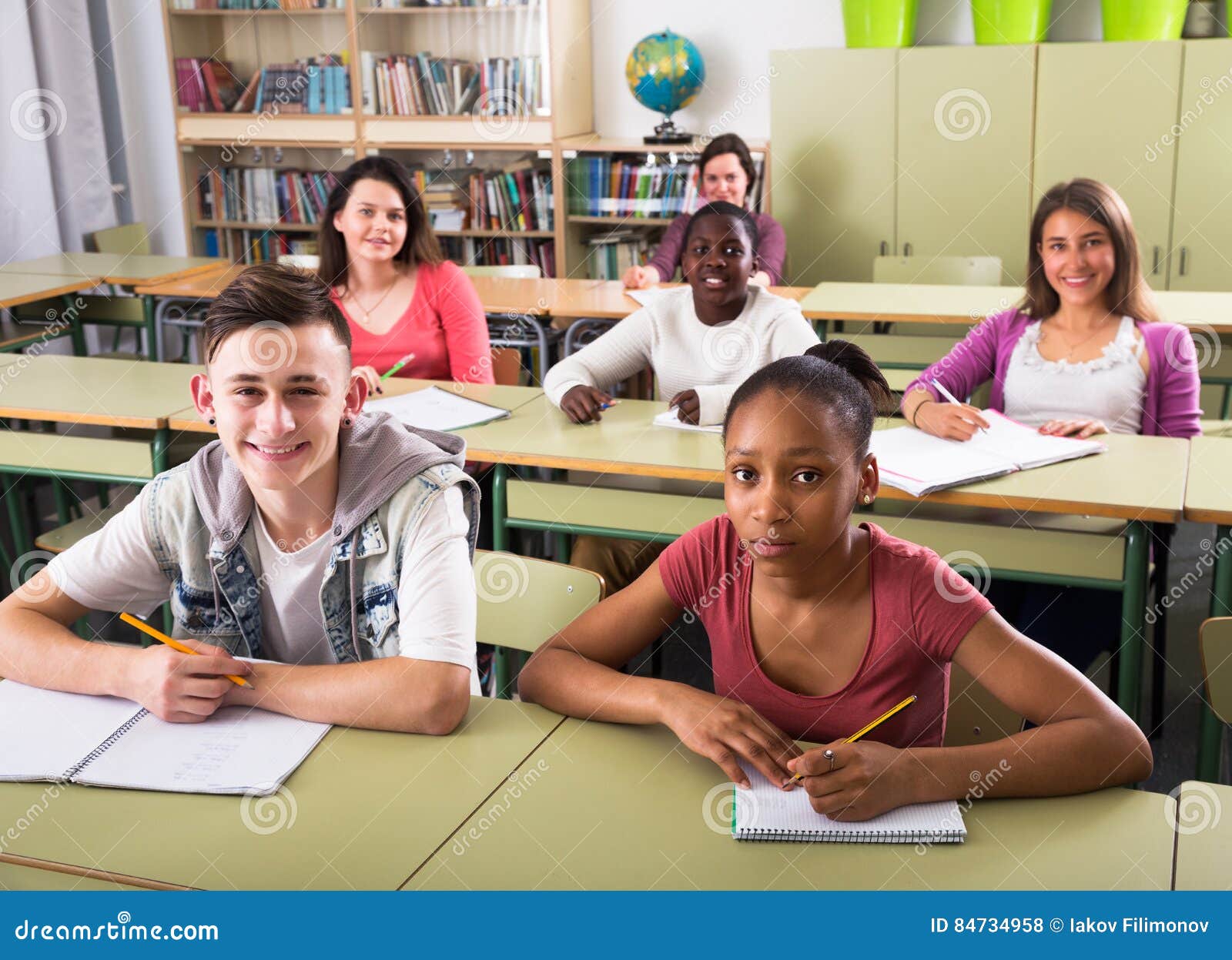 Multiethnische Studenten, Die Zusammen Studieren Stockfoto - Bild von ...