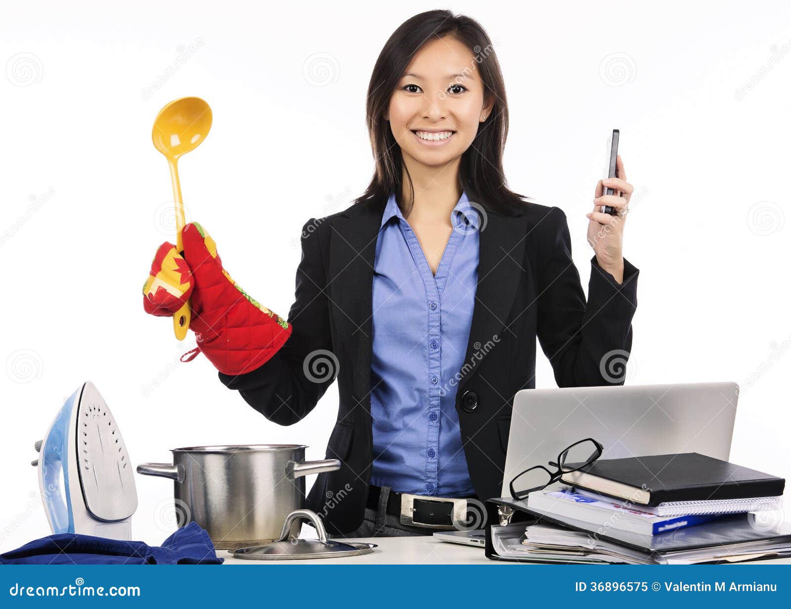 Multitasking - Voorbereidend Maaltijd En Het Werken Stock Afbeelding ...