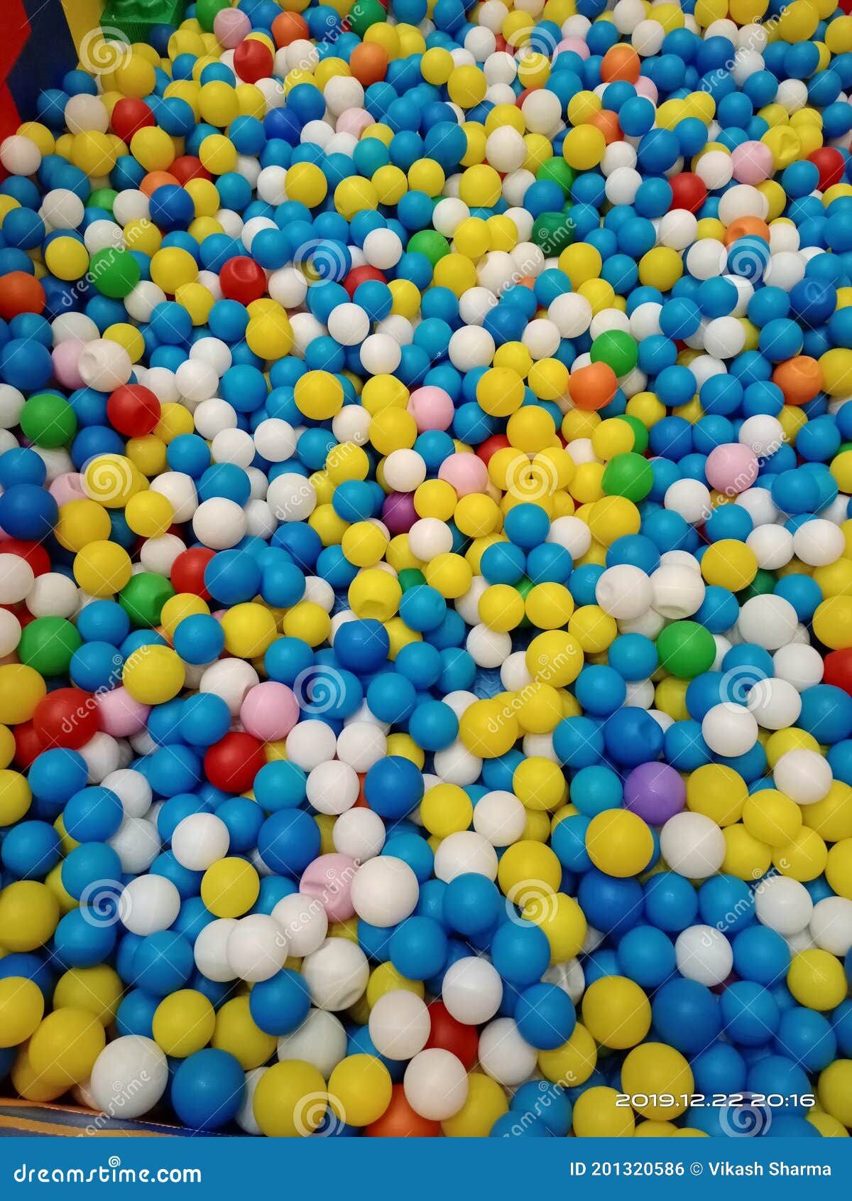 Multiunidad Bolas De Color Rosa Como Blanco Rojo Azul Foto de archivo ...