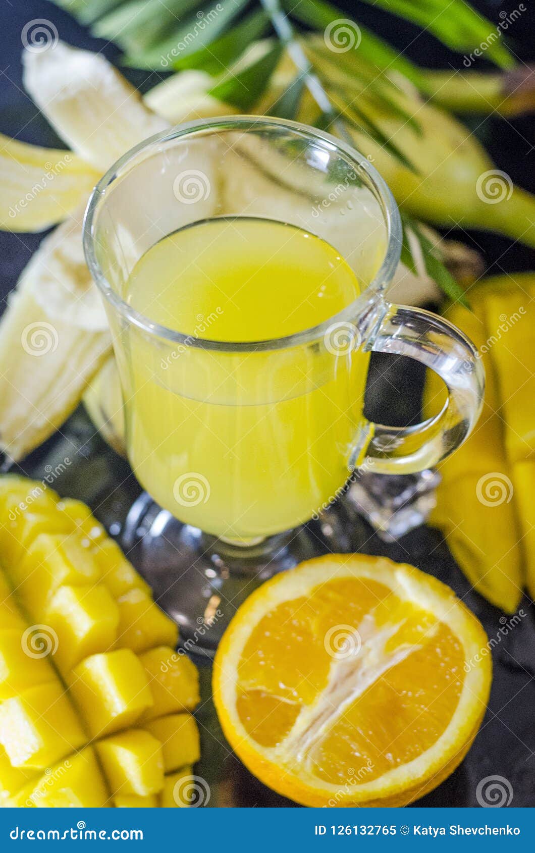 Multivitamin Y Jugo Del Multifruit Imagen de archivo - Imagen de barra ...