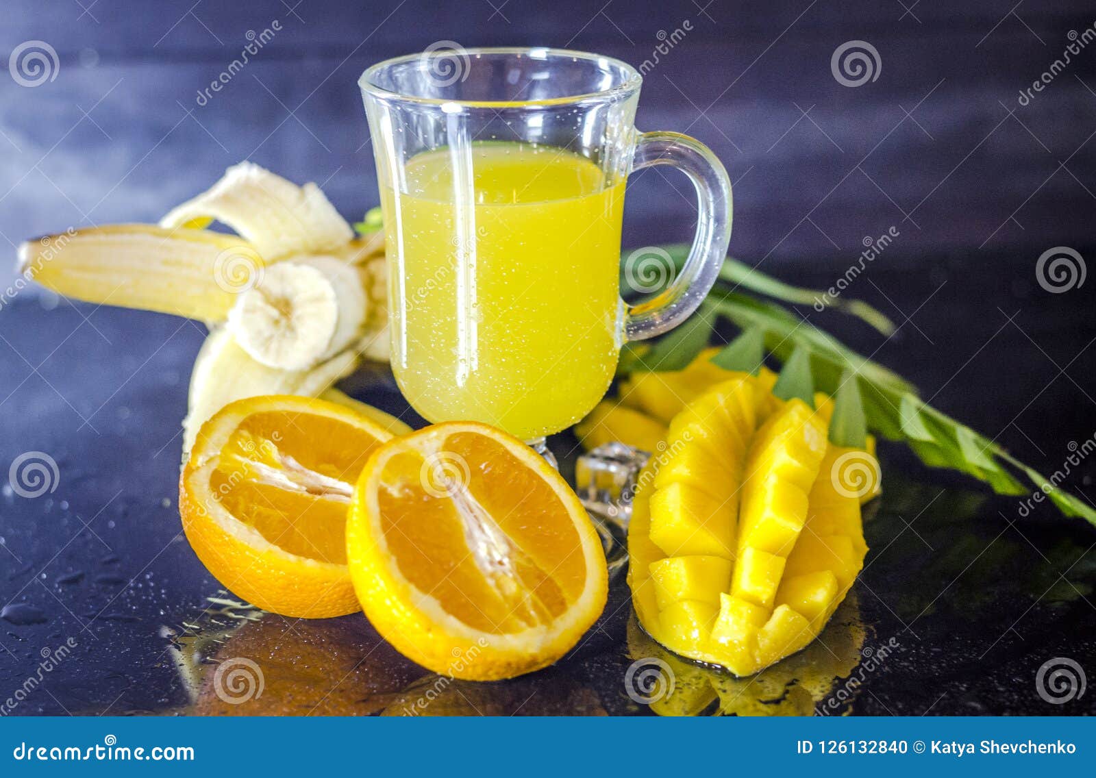 Multivitamin Y Jugo Del Multifruit Foto de archivo - Imagen de receta ...