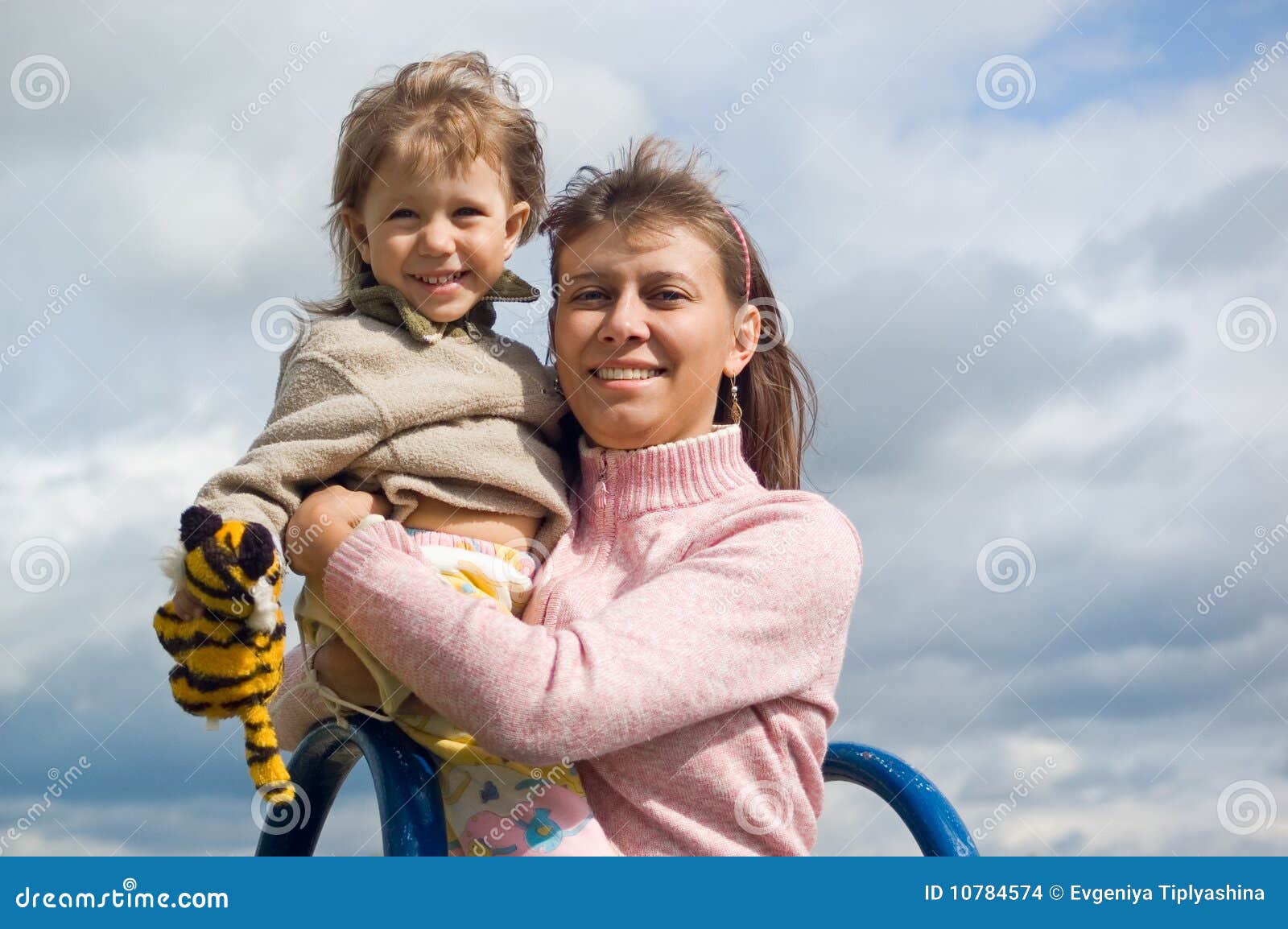 Mum met het kind stock foto. Image of meisje, mamma, najaar - 10784574