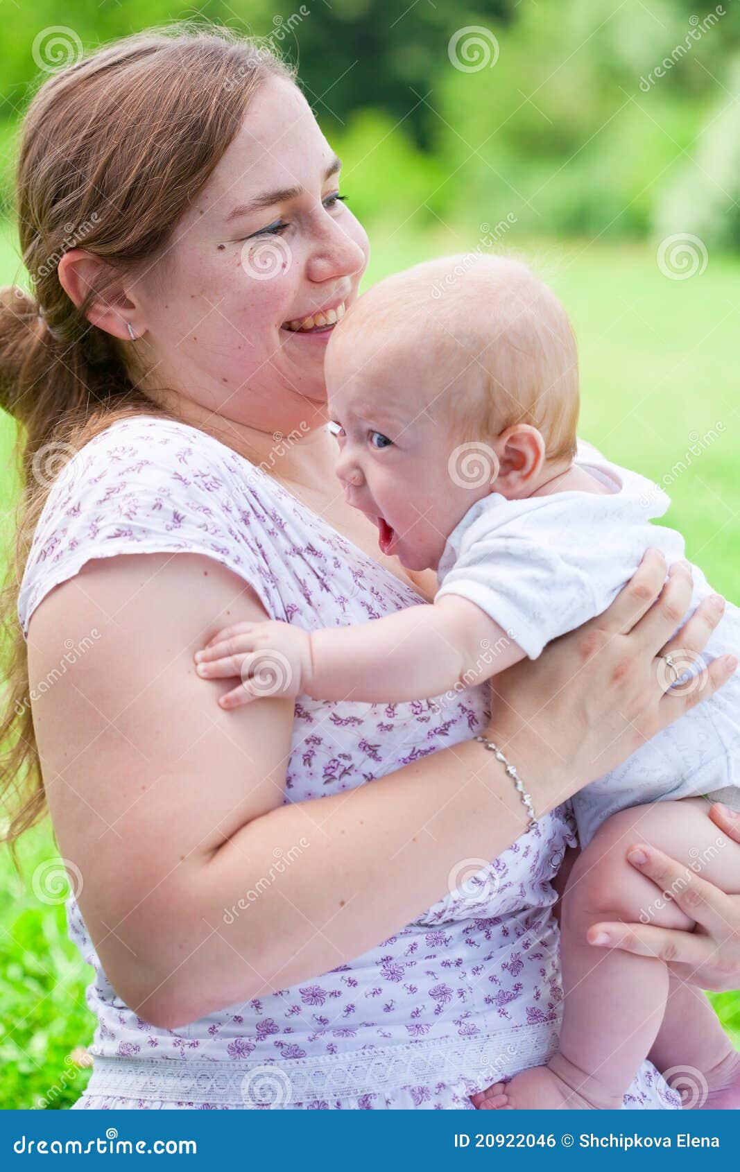 Mum walks with the child stock photo. Image of green - 20922046