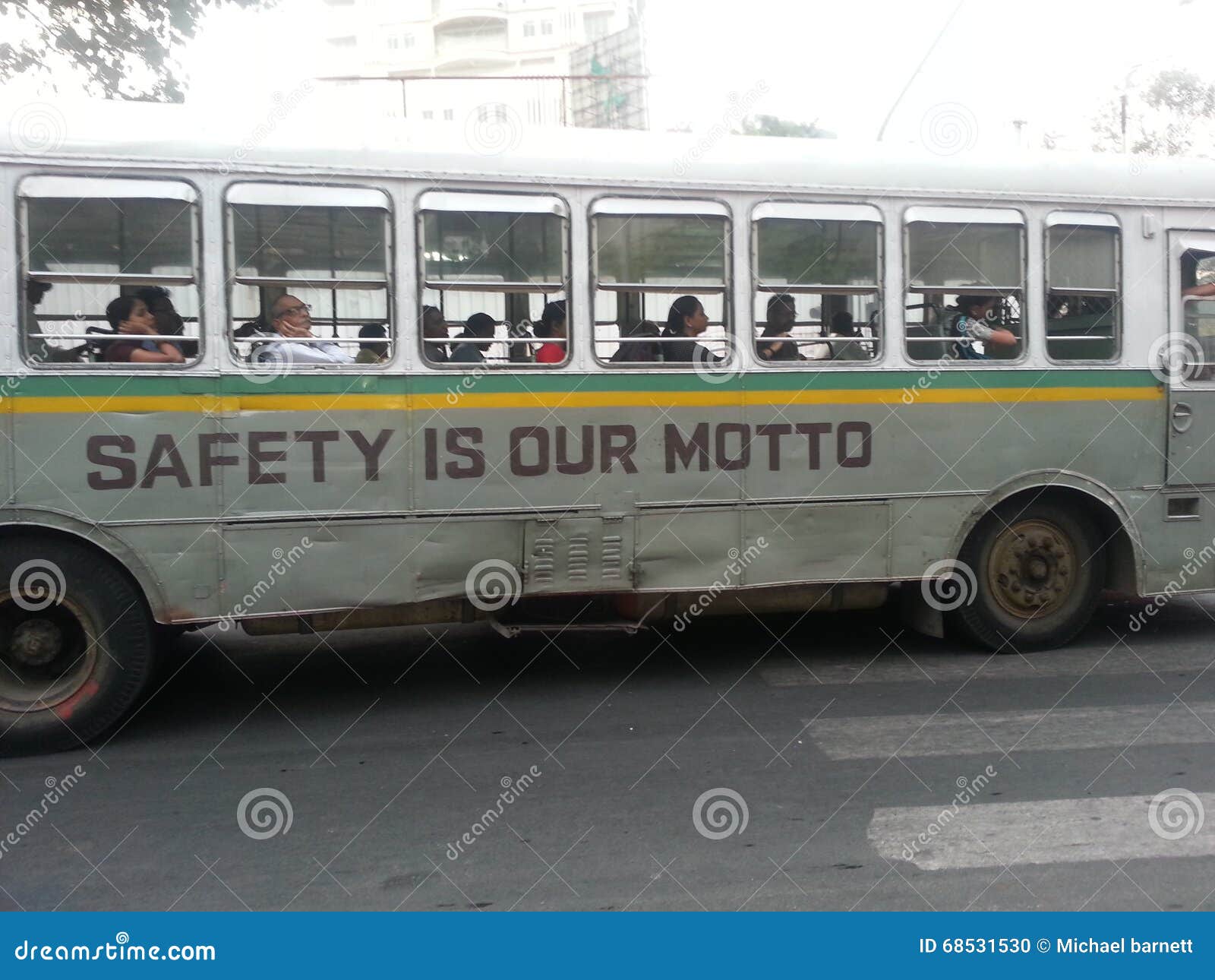 Mumbai bus editorial image. Image of mumbai, side, dents - 68531530