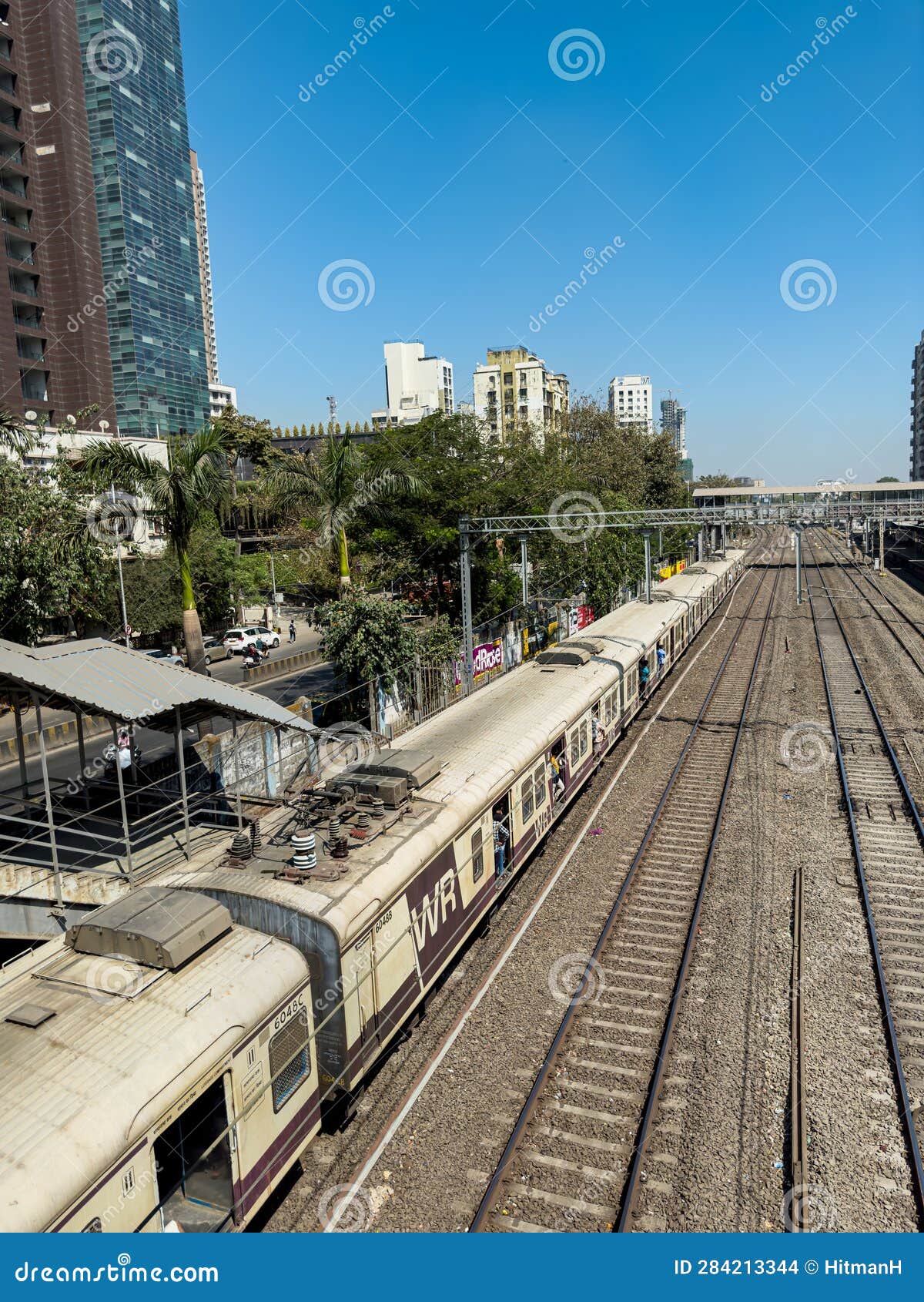 Mumbai local train editorial stock image. Image of mumbai - 284213344