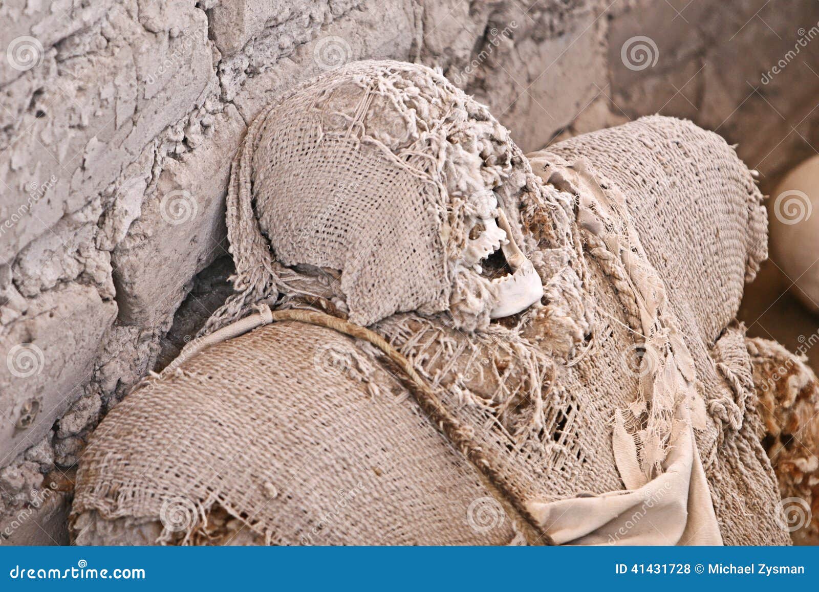 Mummia Antica Avvolta in Tessuto Fotografia Stock - Immagine di mummia ...